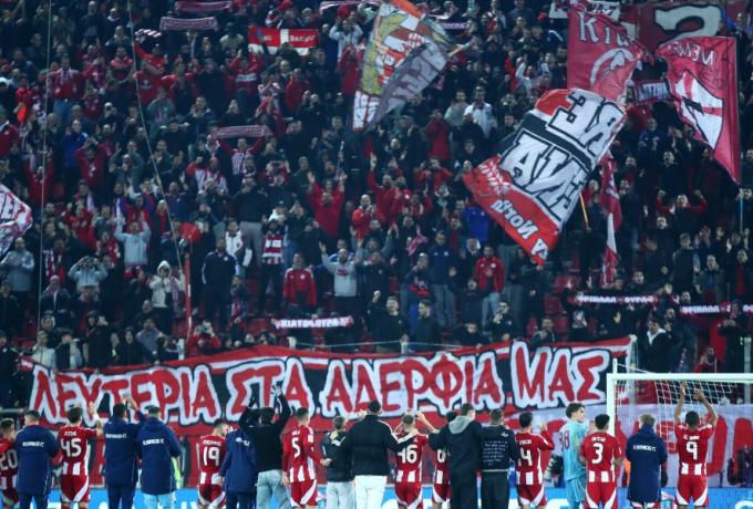 Αποθέωση στο «Γ. Καραϊσκάκης» μετά την «τεσσάρα» του Ολυμπιακού επί της ...