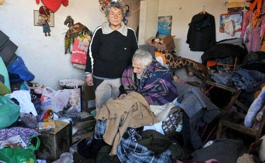ΠΑΤΕΡΑΣ και ΚΟΡΗ ζουν σε μια παγωμένη παράγκα στο Ελληνικό! Καμία ΜΚΟ ...