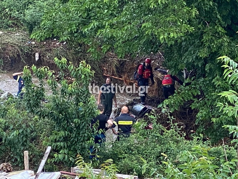 Θεσσαλονίκη: Η στιγμή που ανασύρουν τον νεκρό άνδρα από τα ορμητικά ...