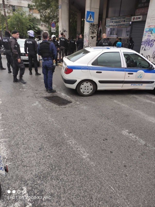 Κέντρο της Αθήνας: Αυτοκίνητο εμβόλισε περιπολικό – Πυροβολισμοί από ...