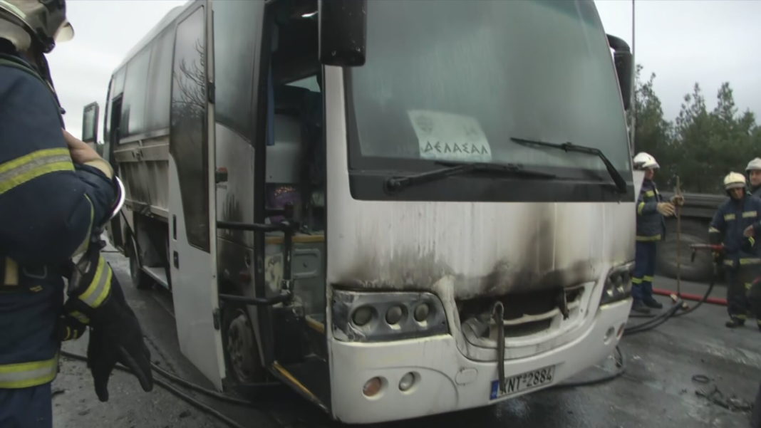 Θεσσαλονίκη: Φωτιά ξέσπασε σε σχολικό λεωφορείο - KalimeraEllada.gr