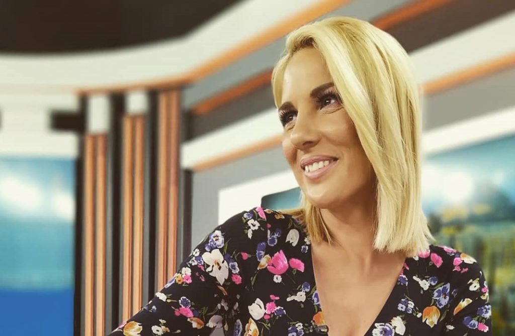 ΣΚΑΪ: Εκτός εκπομπής η Ντόρα Κουτροκόη – Το «αντίο» Οικονόμου ...