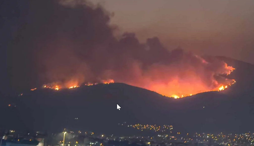 Δύσκολη νύχτα στην Αττική: Οι φλόγες απειλούν την Πάρνηθα - Κάηκαν ...